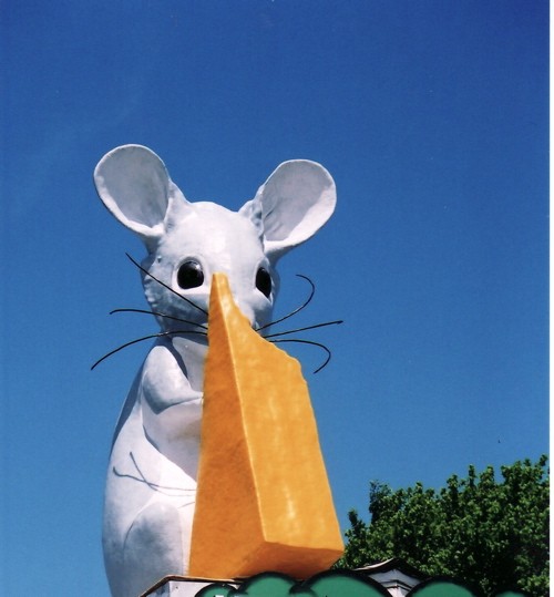 Memphis Flyer | Memphis’ Mighty Mouse: Another Roadside Attraction